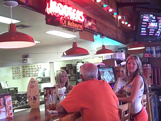 Hooters Melbourne Wing Review